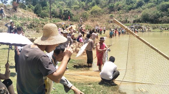 云南少数民族抓鱼文化