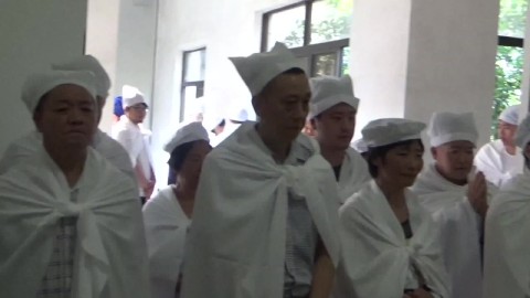 永康市风水大师主持胡塘下村胡岳平追悼会仪式