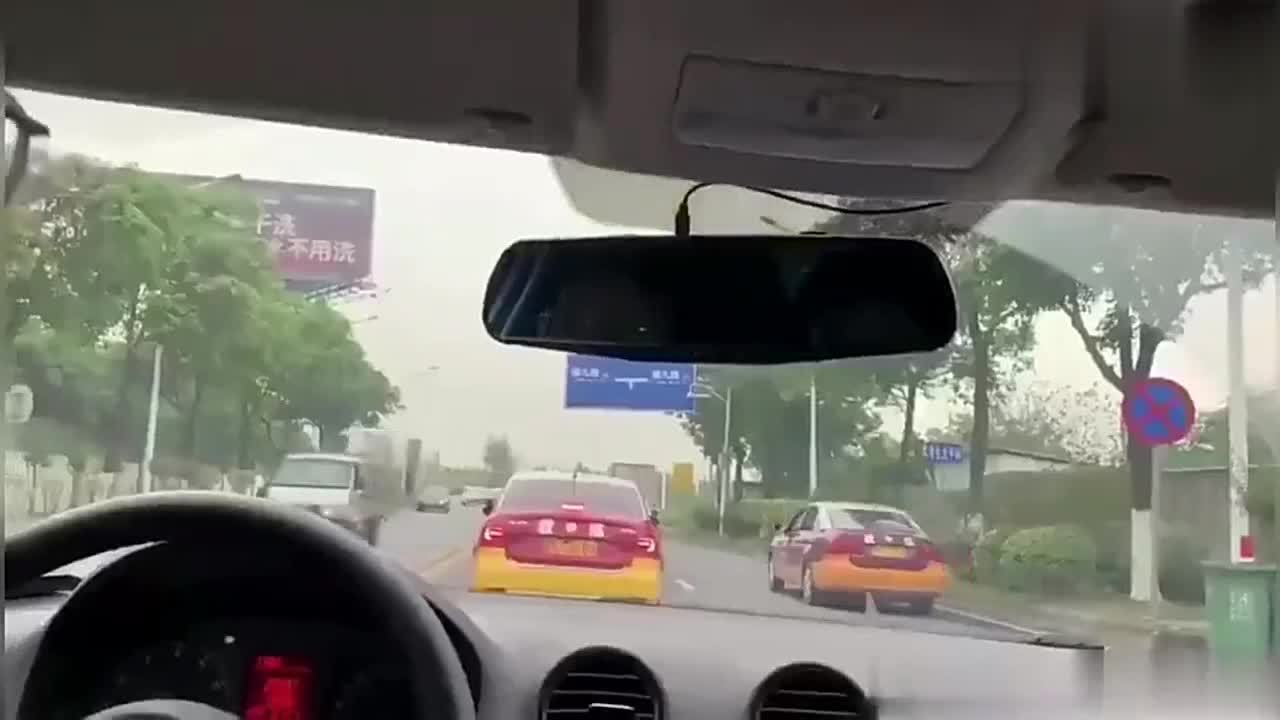 行车记录仪拍到的交通事故,行车不规范亲人两行泪