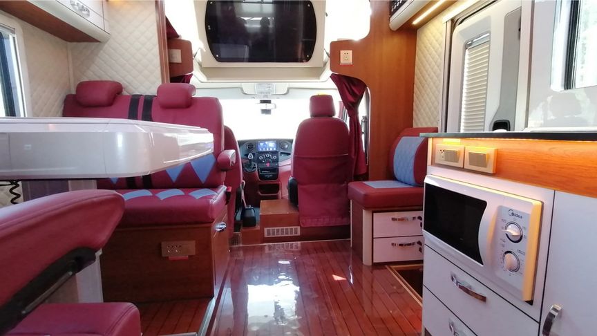 春暖花开的时候开着房车去旅行!依维柯C型房车,私人定制!