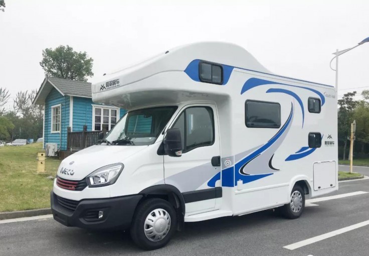国产依维柯C型房车_新款大顶上下铺配置图片房车介绍