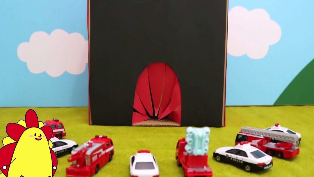 消防车和巡逻车紧紧地塞进纸箱里哟!迷你车玩具动画!