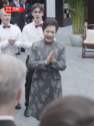 ...伯乐中文合唱团,和学生们一同唱起《让我们荡起双桨》。@央视新闻