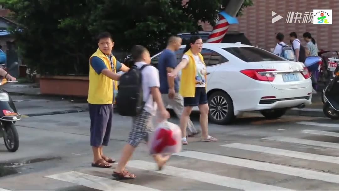 西海小学家长志愿者服务队风采