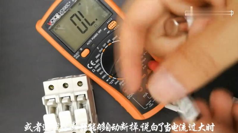 电工电路中经常遇见的熔断器是个什么器件?和断路器有什么区别?