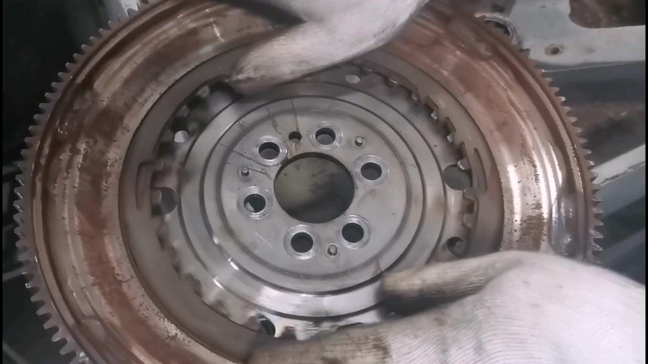 发动机启动异响,拆卸变速器下来检查,发现发现双质量飞轮存在问题...