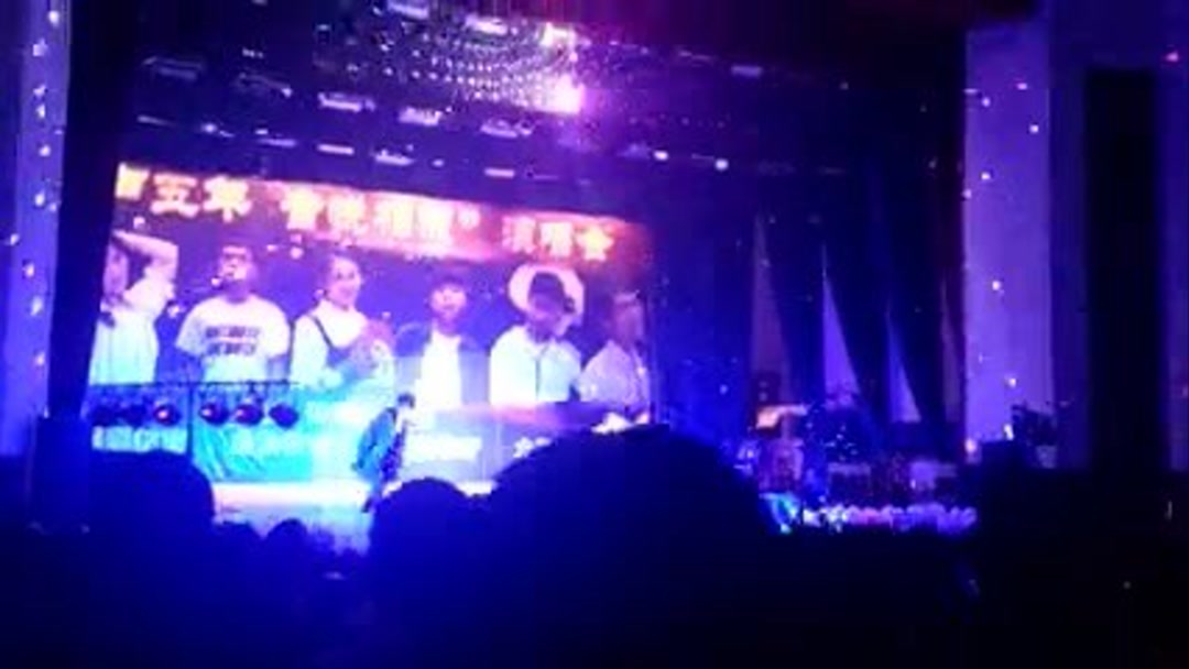 【华晨宇】学校演唱会开场曲唱的大哥的《我管你》