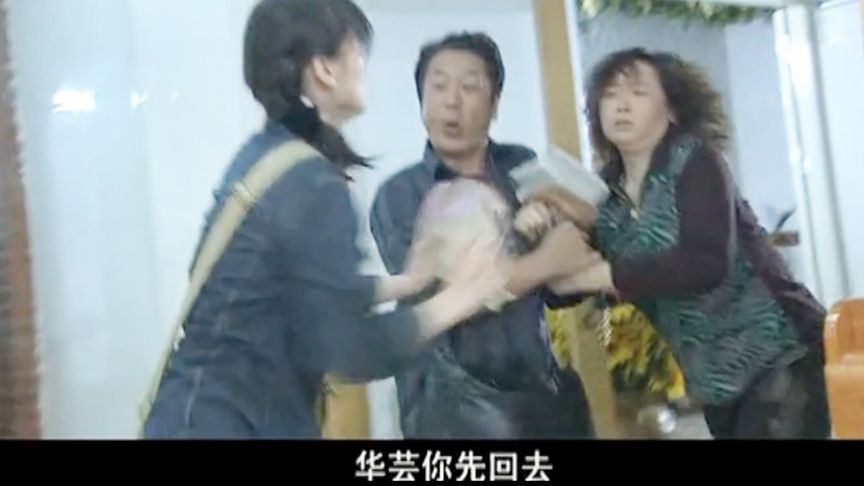 好好走在上班路上,突然蹿出一个疯女人一瓶子硫酸泼了过来
