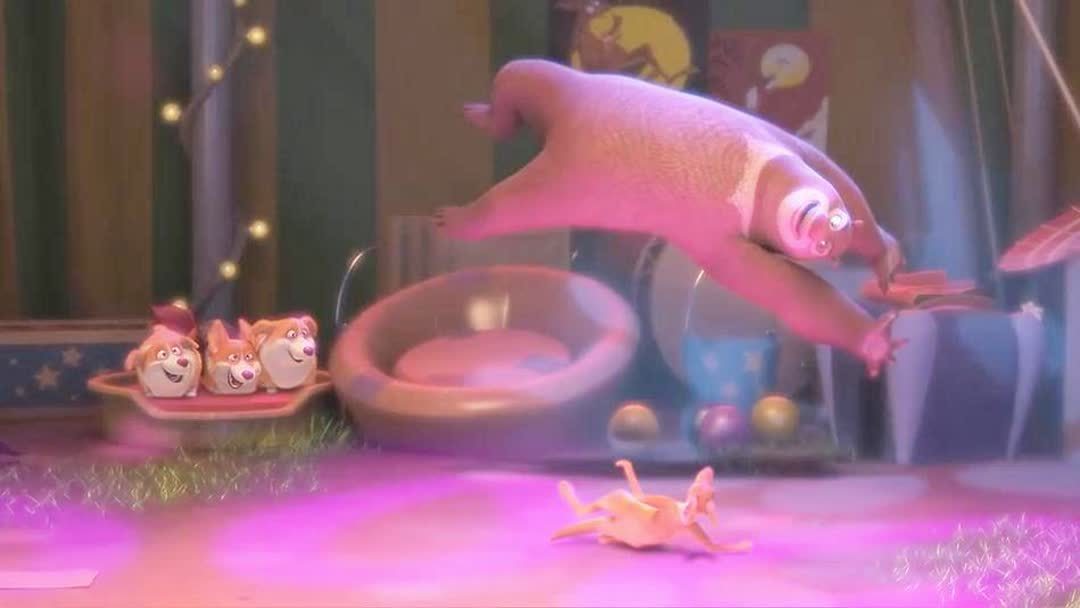 马戏团的动物们很辛苦,熊大给他们表演舞蹈,大家一起跳了起来