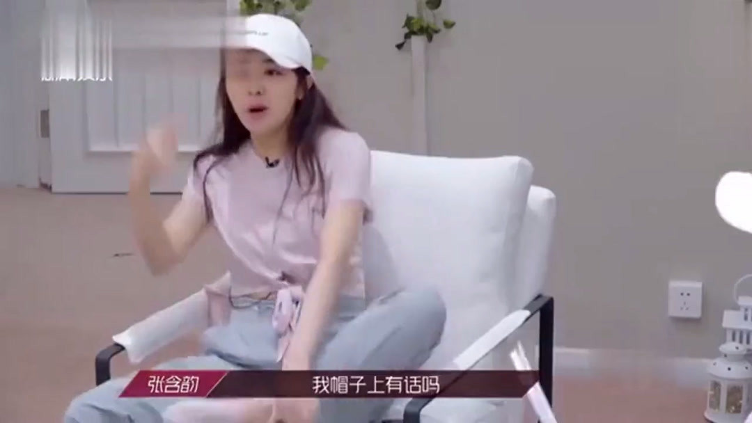 孟佳队长答错题,被金晨张含韵罚顶花盆,姐姐们玩得可真嗨