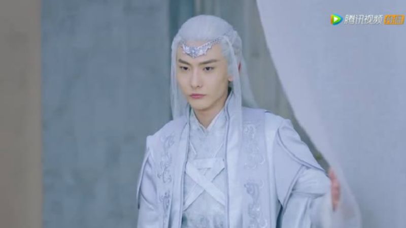 前方洞穴抓住白发太子!撕掉纹身贴染了头发