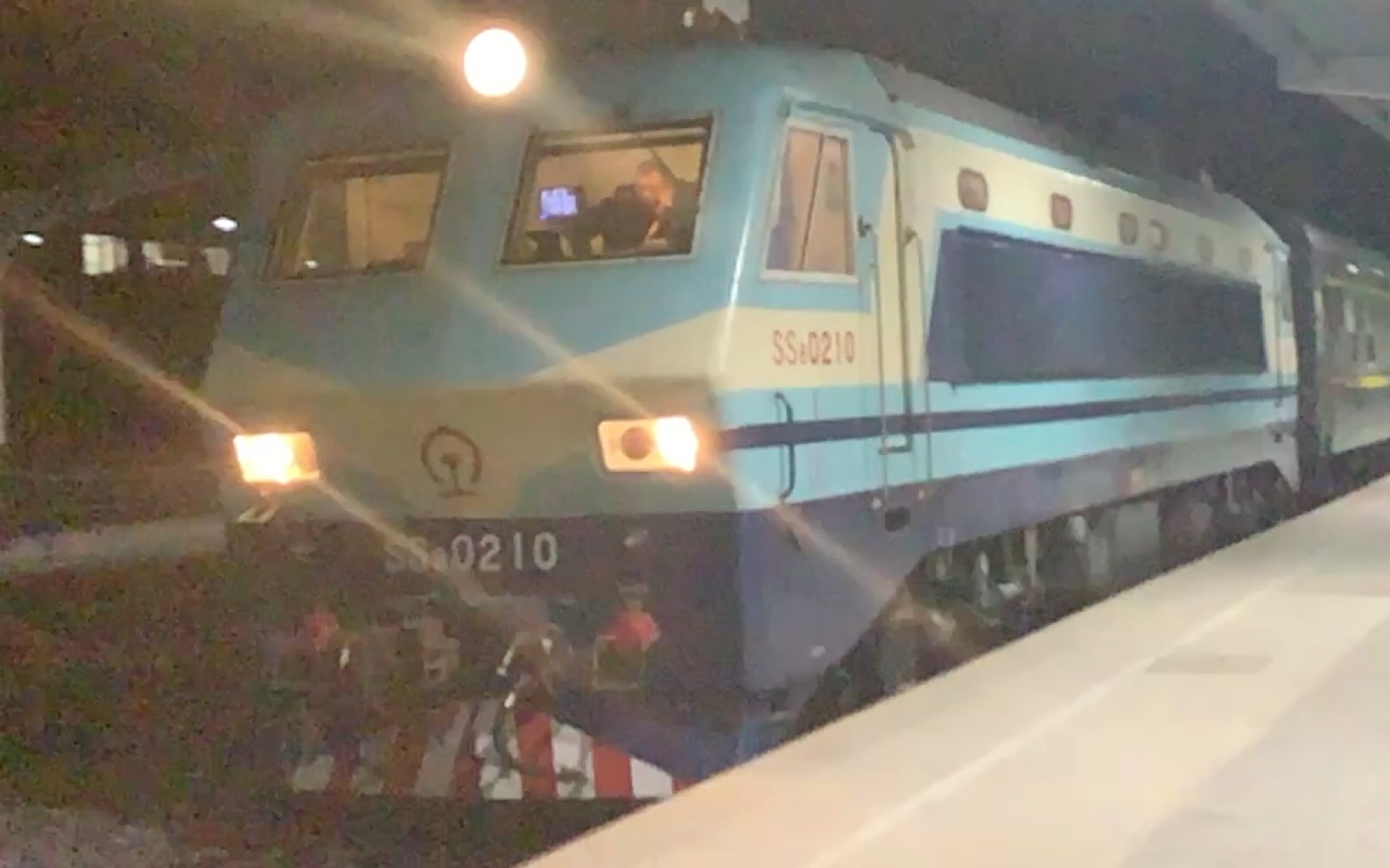 【中国铁路】上局沪段SS8-0210牵引即将更换本务的K336次列车进...