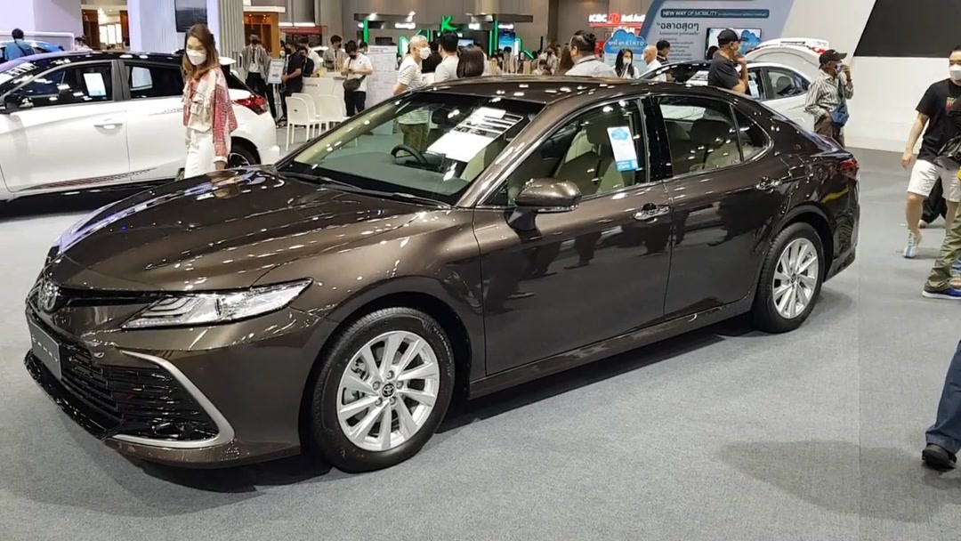 新车鉴赏,实拍2022款丰田凯美瑞,这颜值内饰给一个不喜欢的理由