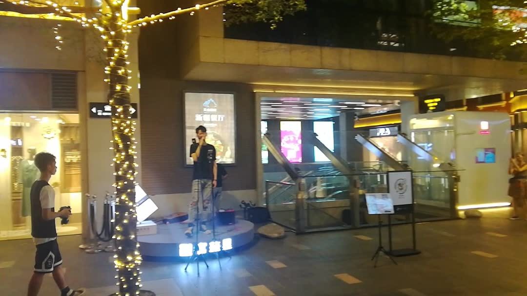 珠海富华里玩抖音直播的小伙,同伴还帮拍照录影,看看唱得如何?