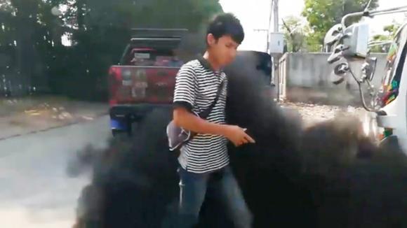 柴油皮卡硬拉打滑的大货车,这皮卡排出的黑烟太大了