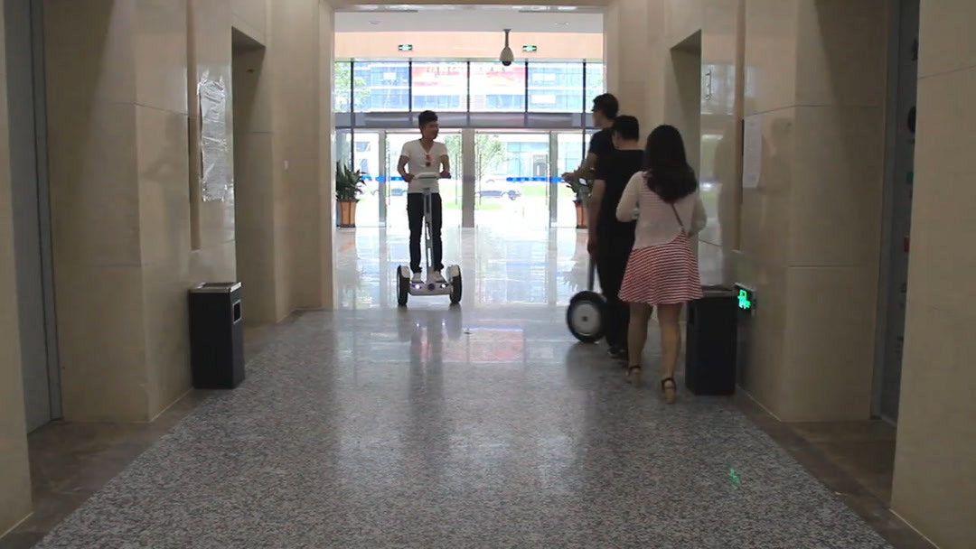 老外设计电动平衡车,2秒就能变成公文包大小,真是太方便了