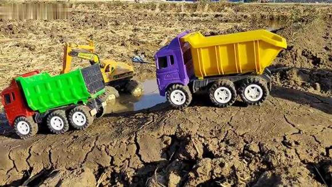 卡车载泥土发生侧翻,一起工作的工程车都没发现吗?谁会来帮忙呢