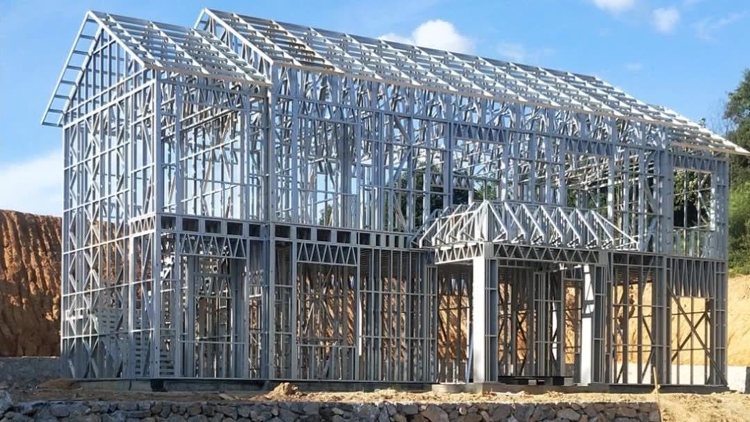 村里好多人用钢结构建房子,方便又简单,一栋这么宽的只要30万.