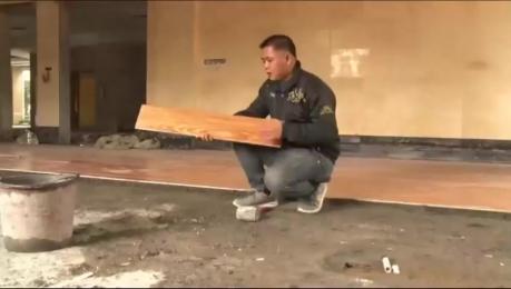 装修师傅铺的,仿木地板砖太漂亮了,秒杀实木地板!