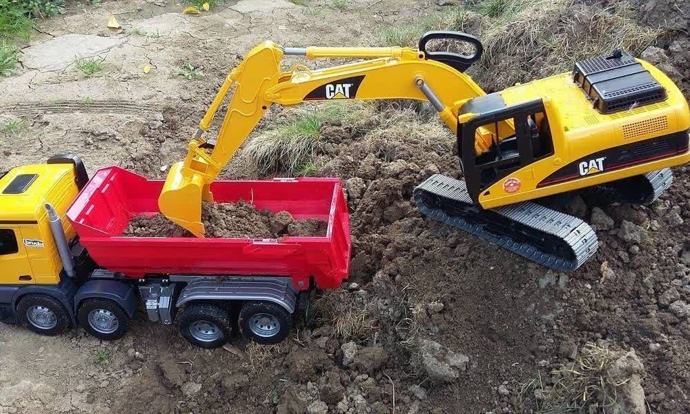 玩具动画:工程车玩具合作铺建地下水管