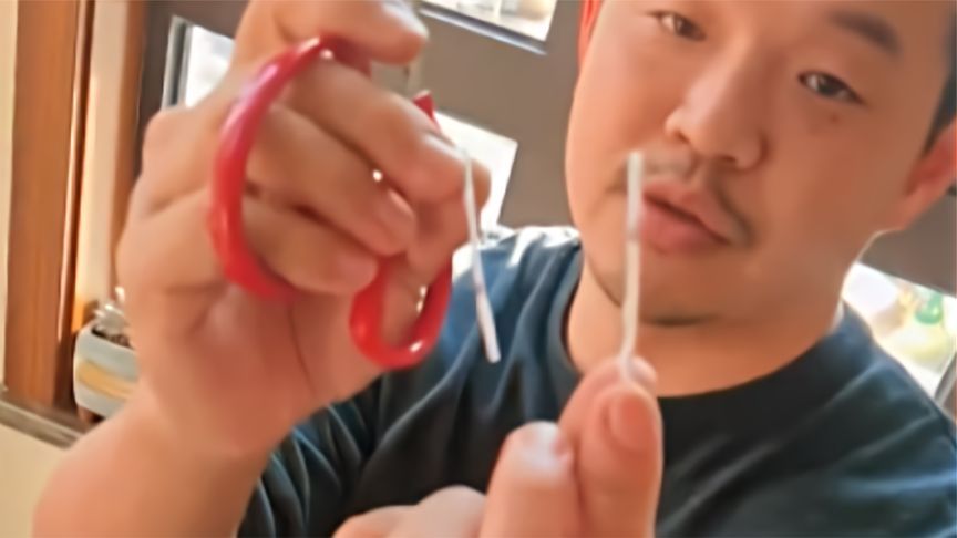 男子把抗原测试条剪成两半:一个抗原能分两次用