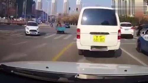 行车记录仪:绿灯亮起,我只是按了一下喇叭,你的车门也太不结实了!