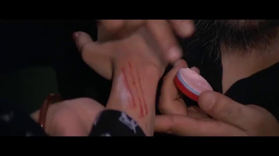 美女离奇被狗咬,老头给她涂上药油,殊不知被下了死降了