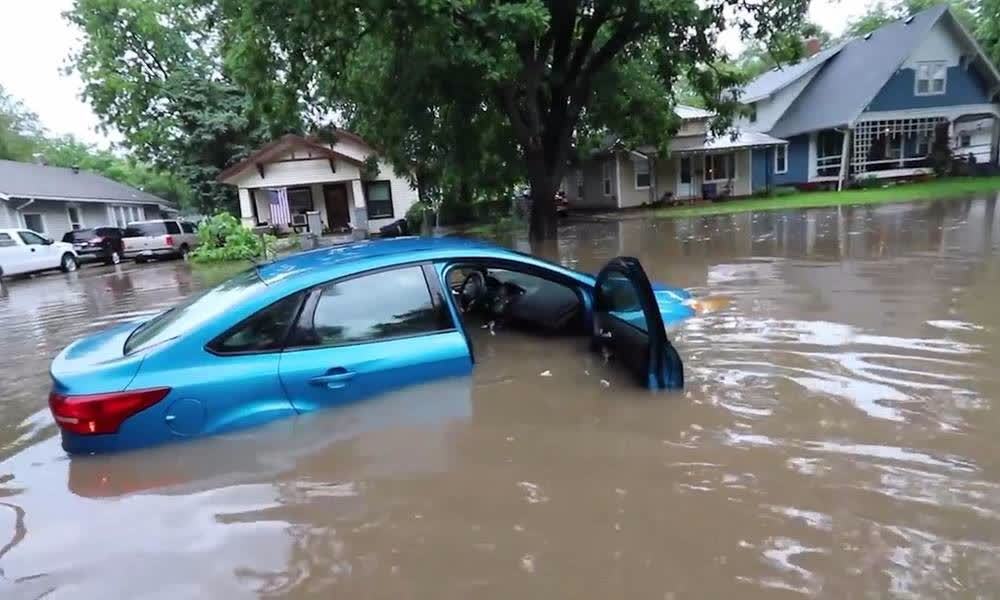 小镇一夜变为水城,车辆被毁无数,网友:是时候买车船使用税了