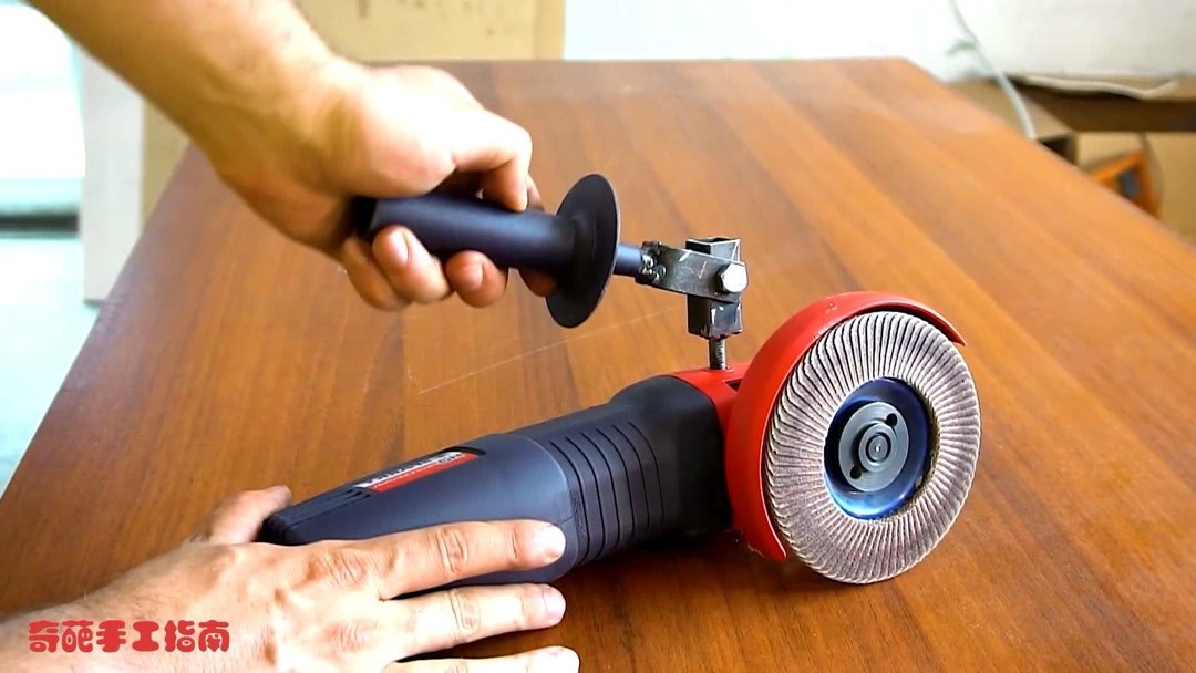 手工指南:大叔在砂轮机旁边多加了一个把手,双手操作更方便!