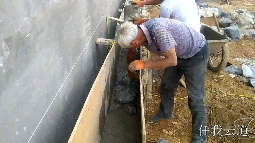 地梁下的毛石砼挡土墙,现支模板现浇筑,多多少少有点毛手毛脚!