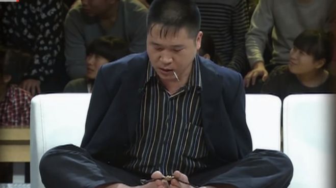 无臂男子现场展示修表技艺,灵活的脚趾堪比手指,令人惊叹