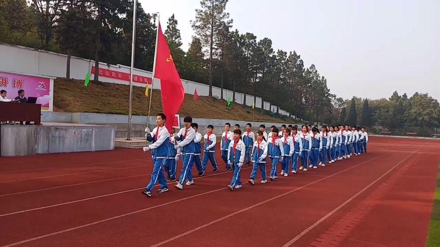 校园运动会记录:六年级学生和初中生同驰骋赛场,底气十足啊!