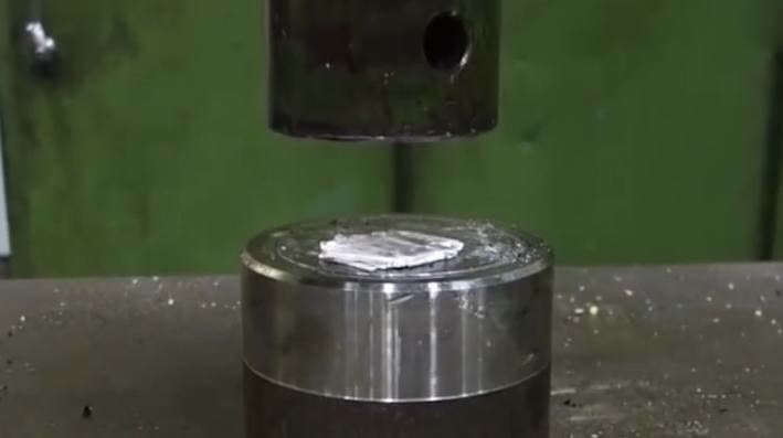 科学实验:谁说一张纸最多对折7次 这小伙直接打破吉尼斯记录