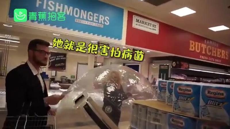 ...通过滚动球体移动,指挥陪同男子帮她拿取货架物品,并时不时为她的球...