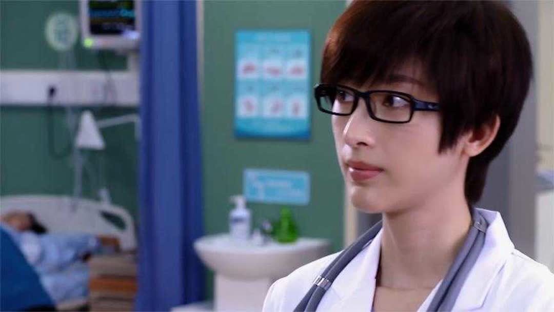 青年医生:主任让欧阳带实习生,欧阳不满瞬间变脸,撂下文件就走