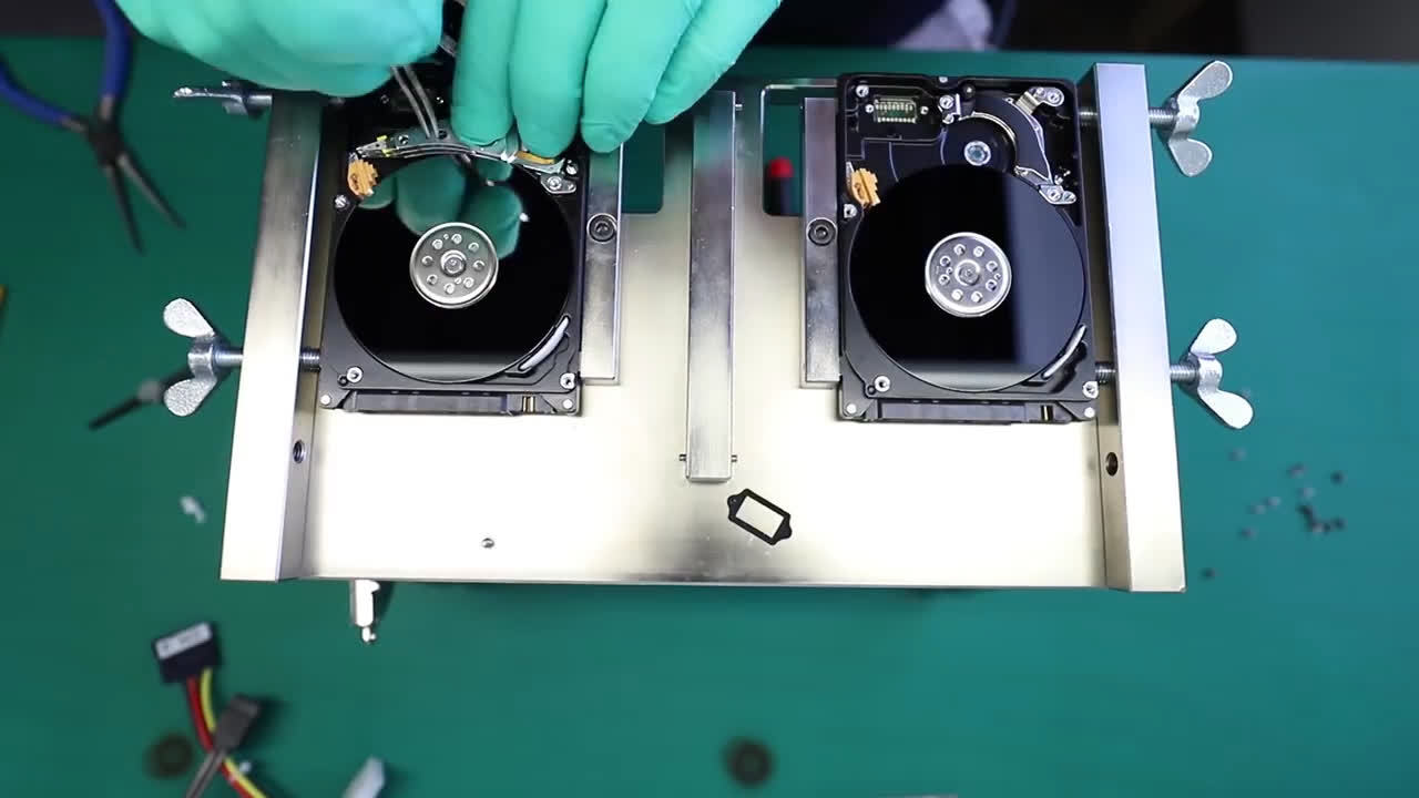 看牛人如何给坏硬盘更换磁头恢复数据,真正的技术活