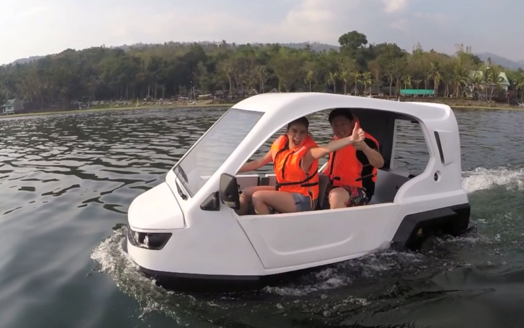 东南亚惊现新型交通工具,一言不合变成船,价格比QQ还便宜