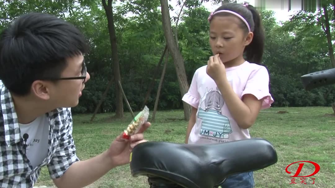 小孩遭绑架,机智应对歹徒,最后歹徒反被套路了——豆笑了