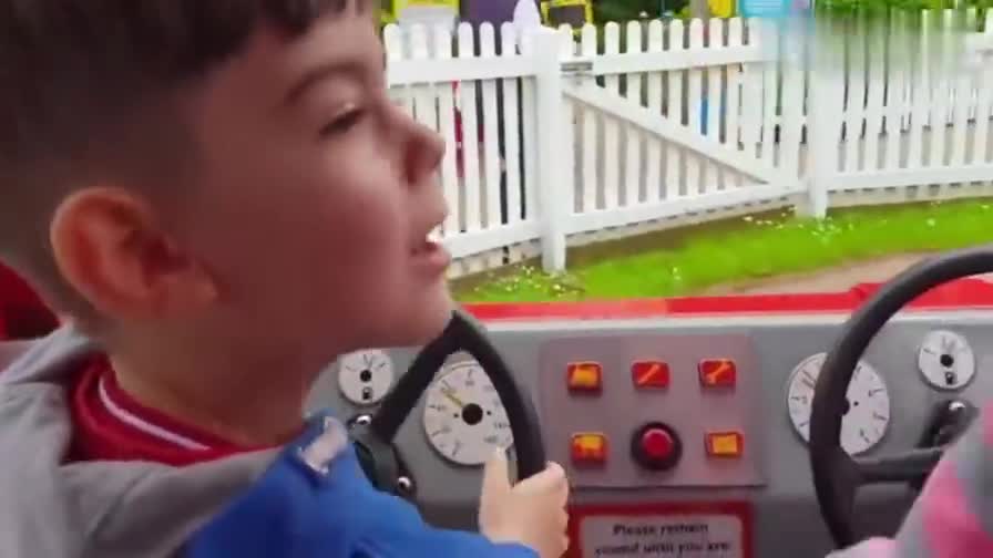 780小朋友开着小火车带着爸爸逛公园,萌娃:太棒了