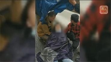 南宁:雨天路滑 电动车滑倒众人帮