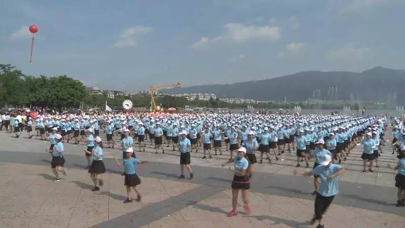 市区举办全民健身日暨省运会倒计时一周年活动