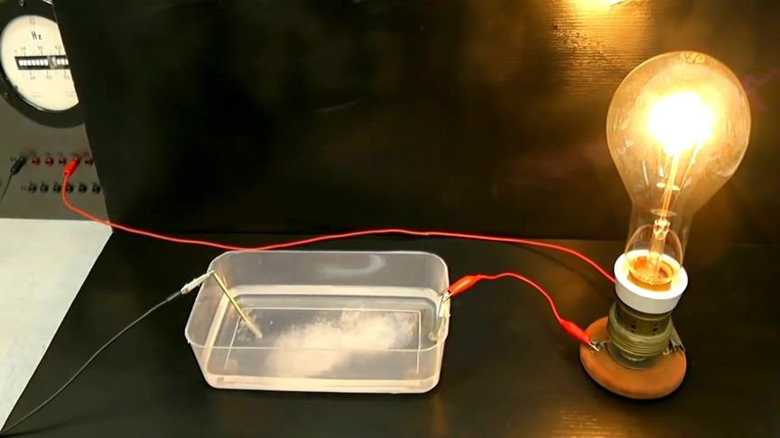 一个简单的实验告诉你盐水导电率有多高