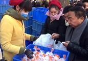 山西太原元宵节千人排队买元宵店家限购 寒风中等三小时