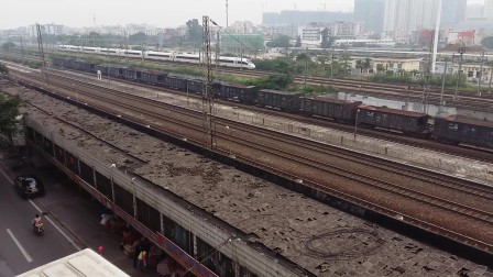 CRH3C型动车组缓慢通过广州北站