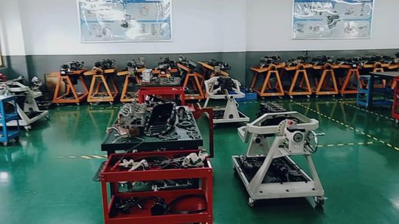 大家晚上好!现在给大家看一下我们在实训楼的发动机拆实训车间