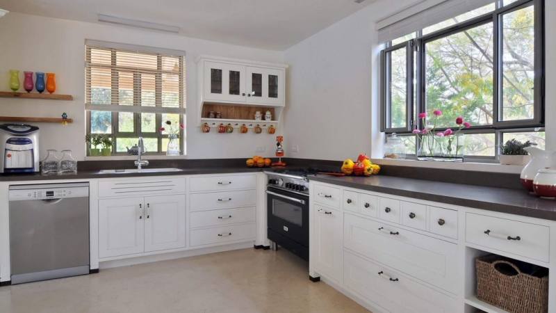 橱柜选油漆板还是实木板?听完老木工的对比,心里有数了!