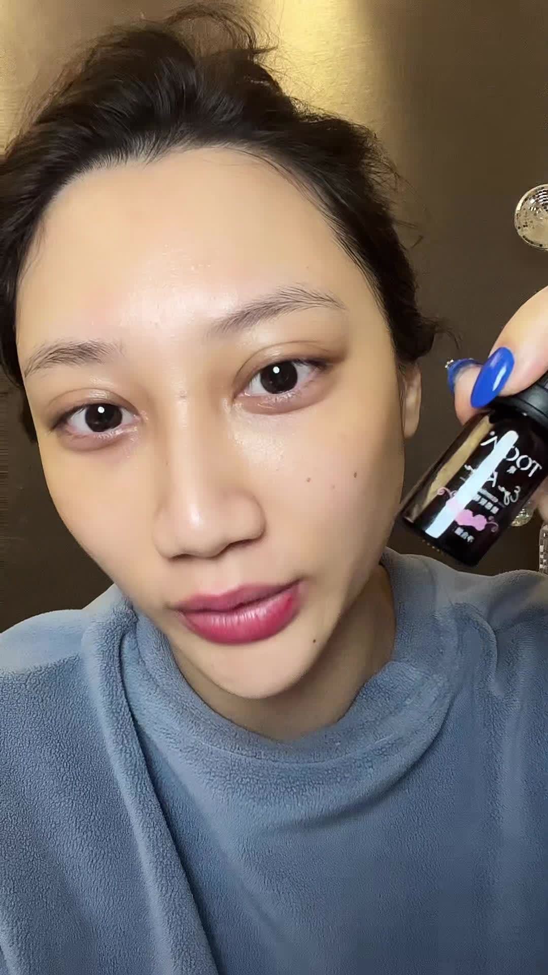 挖掘到眼部精华油的新用法了!敷面膜之前用,整个眼周干纹细纹改善...