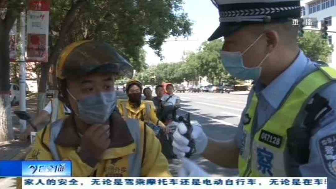 交警检查头盔佩戴情况,整整一上午时间,发现就外卖员比较规范!