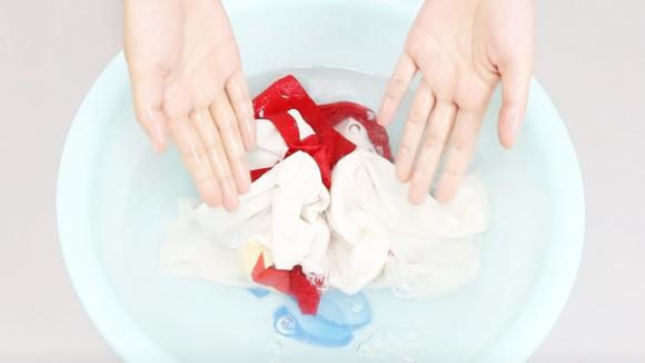 衣服染色不要再用漂白剂了,学会这招都能轻松洗掉,方法太管用了