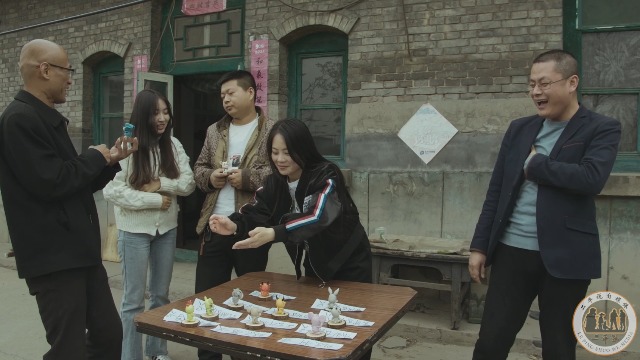 领导分面塑,秘书往每个面塑上贴上名字